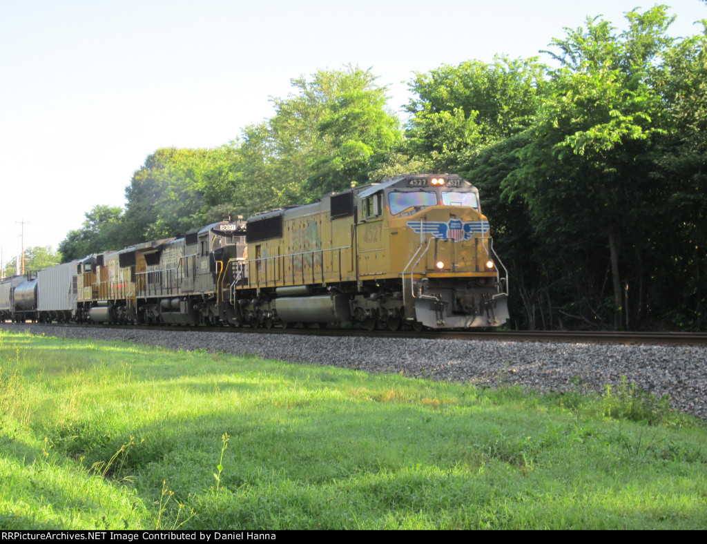 UP SD70M's sandwich a old NS Dash-8 on 16Z